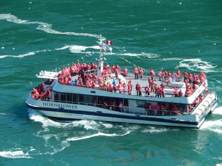 What to Wear to Niagara Falls – A Complete Guide to the Best Outfits ...